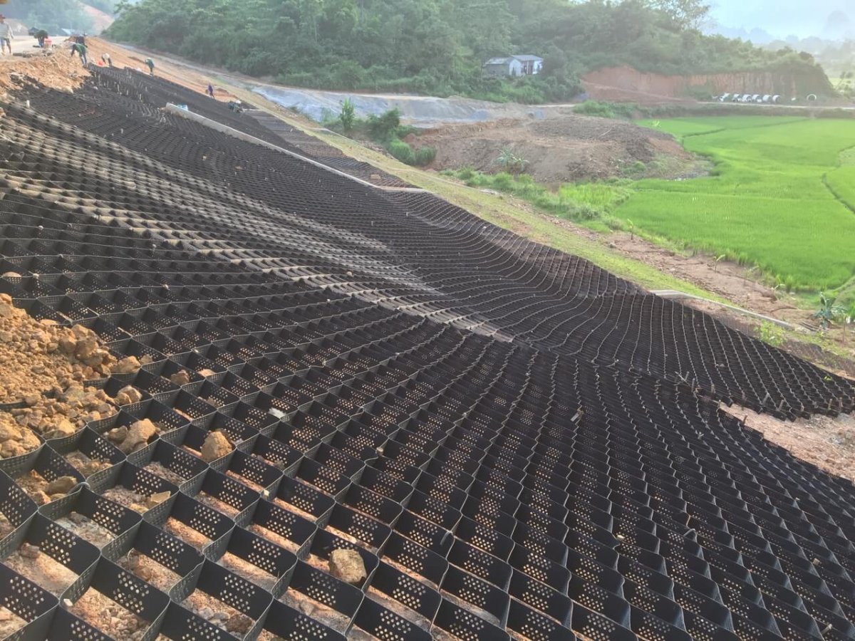 Tường chắn đất Neoweb có ưu điểm gì so với tường chắn Rọ đá, BTCT?